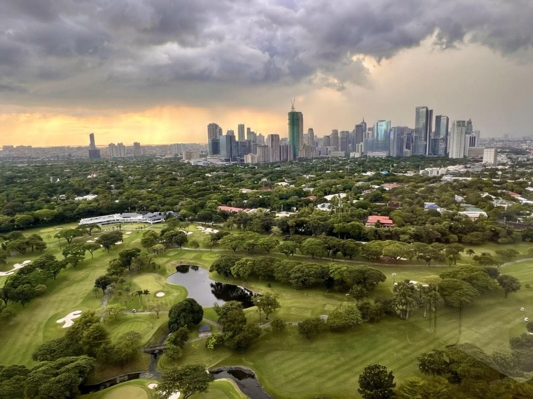 FACING GOLF COURSE!!! 2 Bedroom Corner Unit for Sale in Bellagio, BGC ...