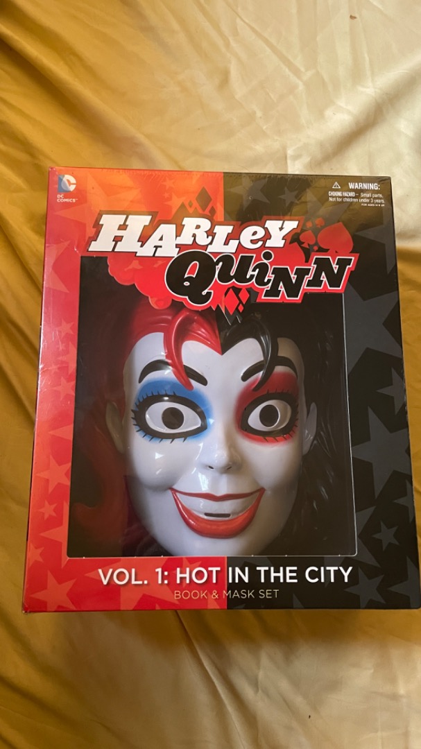 harley quinn special edition book & mask set collector item, Hobbies ...
