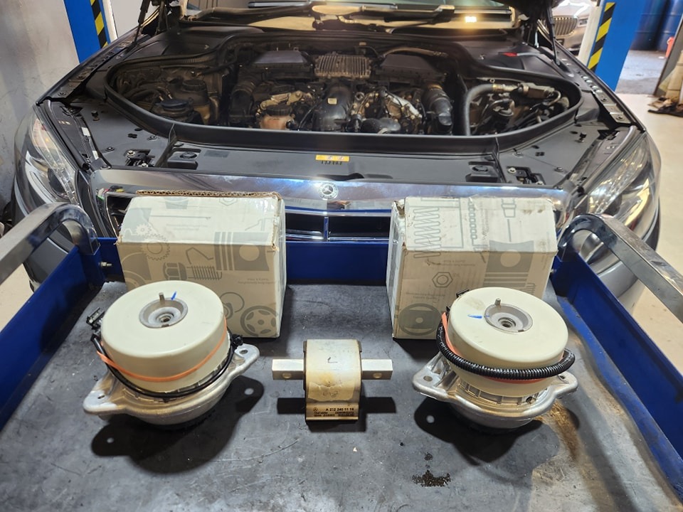 Mercedes W222 S400 Servicing Using Liqui Moly 5W30 Engine Oil, Oil ...