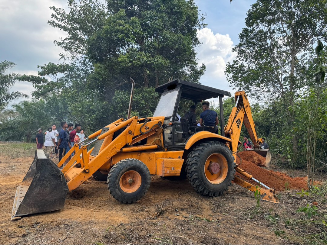 Sewa jcb backhoe, Furniture & Home Living, Gardening, Garden Soil ...