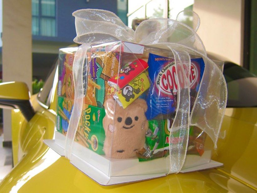 SNACK GIFT BOX WITH OVER 20 SNACKS, BEAR KEYCHAIN & CUSTOM MESSAGE ...