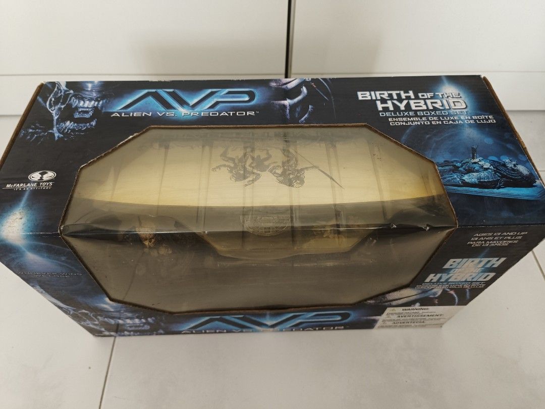 Alien vs Predator : Birth of the Hybrid Deluxe Action Figure Box Set ...