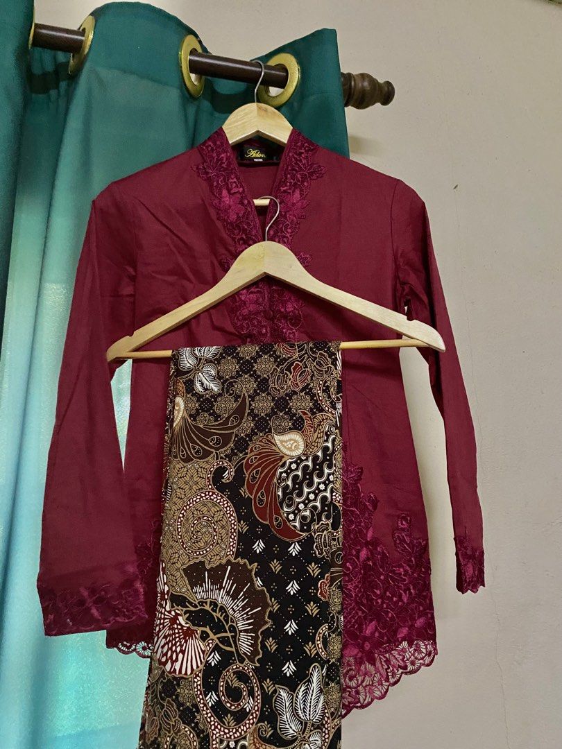 Baju Kebaya Maroon Set, Women's Fashion, Muslimah Fashion, Baju Kurung ...
