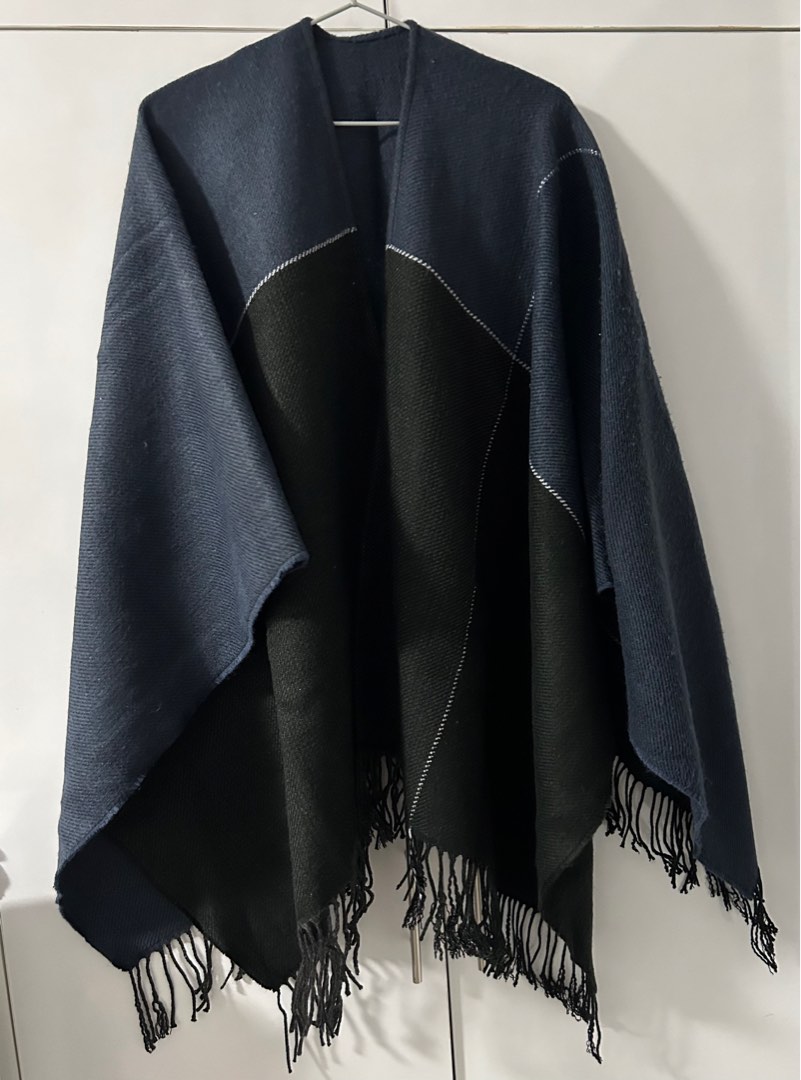 Uniqlo poncho, Women's Fashion, Coats, Jackets and Outerwear on Carousell