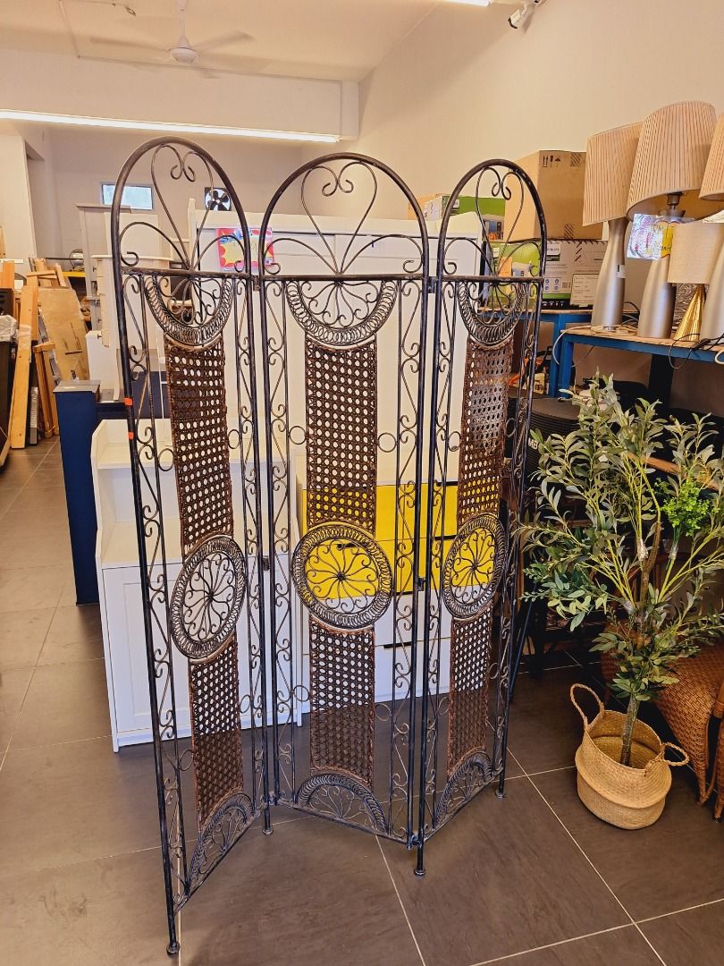 19th Century Trifold Trellis Wrought Iron Room Divider | Pembahagi ...