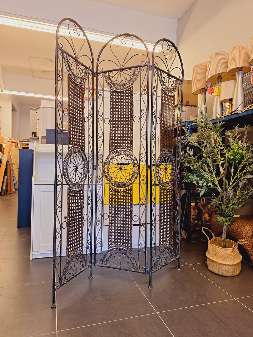19th Century Trifold Trellis Wrought Iron Room Divider | Pembahagi ...
