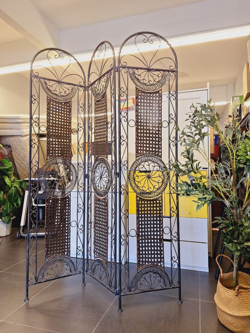19th Century Trifold Trellis Wrought Iron Room Divider | Pembahagi ...