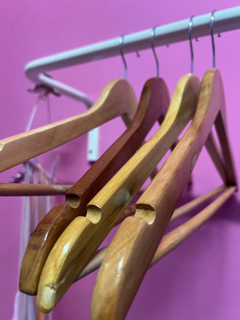 Hanger Kayu Kualiti, Furniture & Home Living, Home Improvement ...