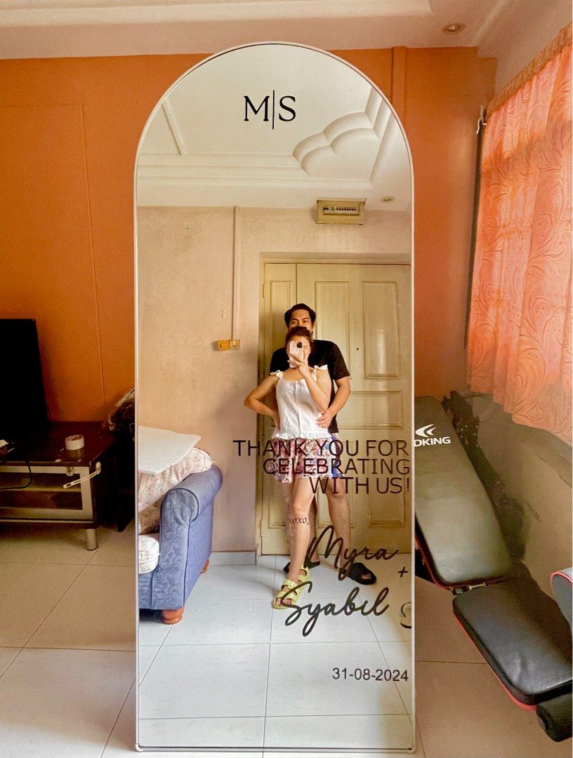 mirror selfie description