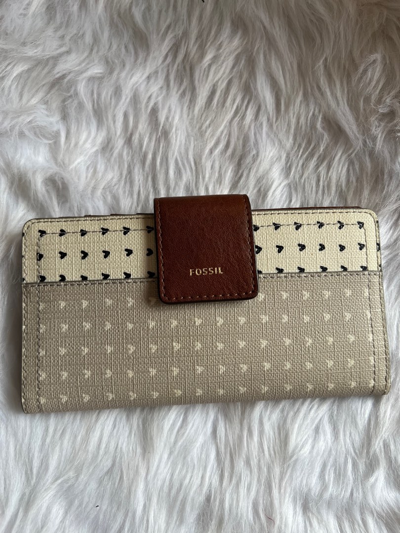 FOSSIL Logan RFID Tab Wallet Hearts, Women's Fashion, Bags & Wallets ...