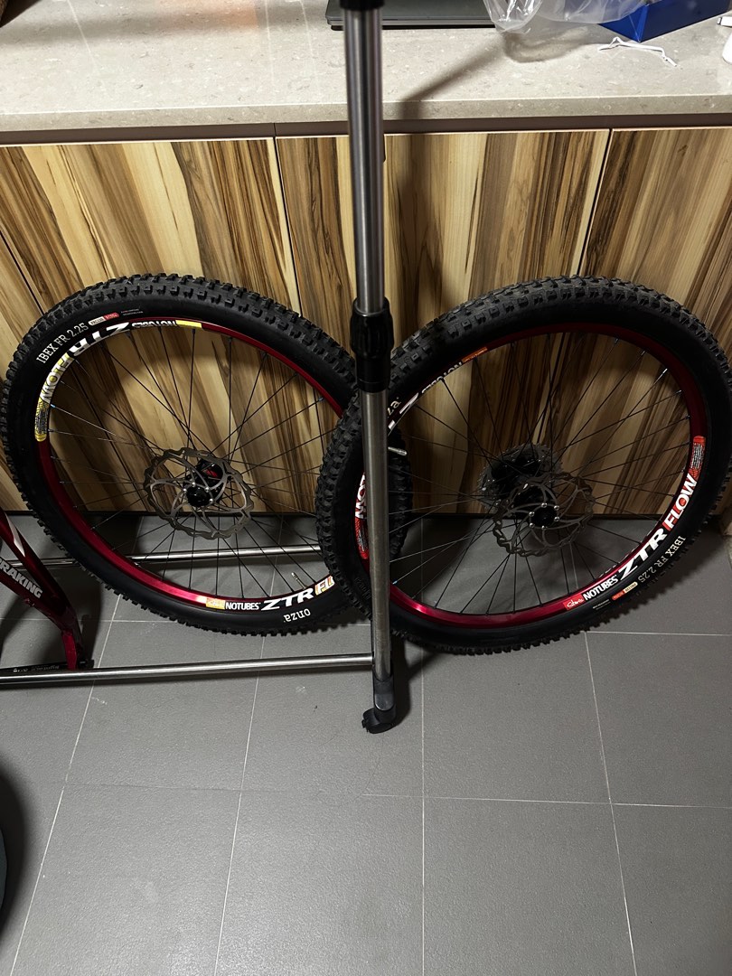 Pairs DT HUb ZTR flow rims with DT Swiss hub , Sports Equipment ...