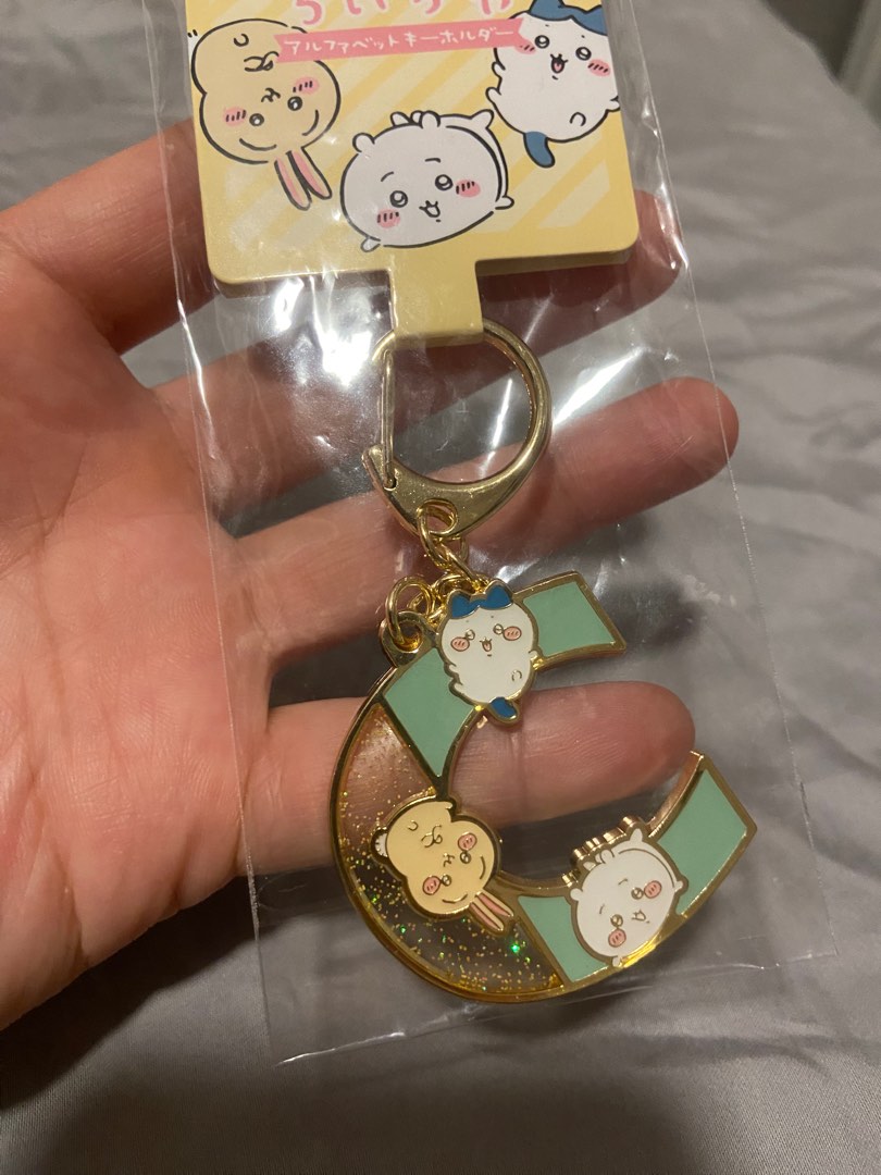 日本正版 chiikawa hachiware usagi 英文字母C 鎖匙扣 吊飾, 興趣及遊戲, 玩具 & 遊戲類 - Carousell