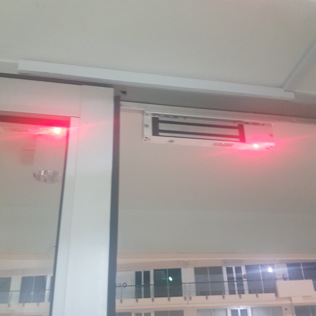 PASANG SISTEM LOCK BERMAGNETIK l magnetic door access install ...