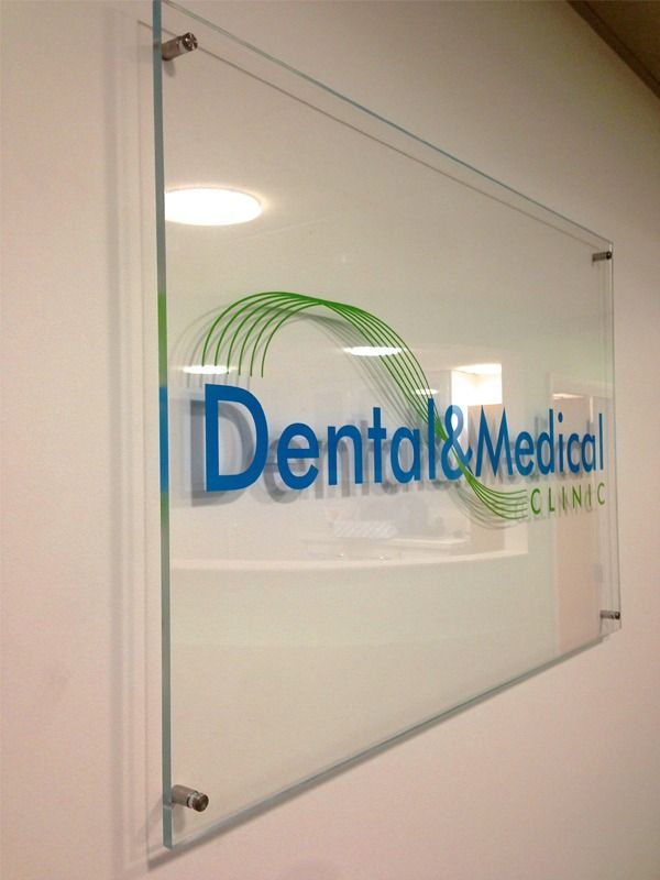 PEMASANGAN PAPAN TANDA JENIS AKRILIK l acrylic signage wall panel ...