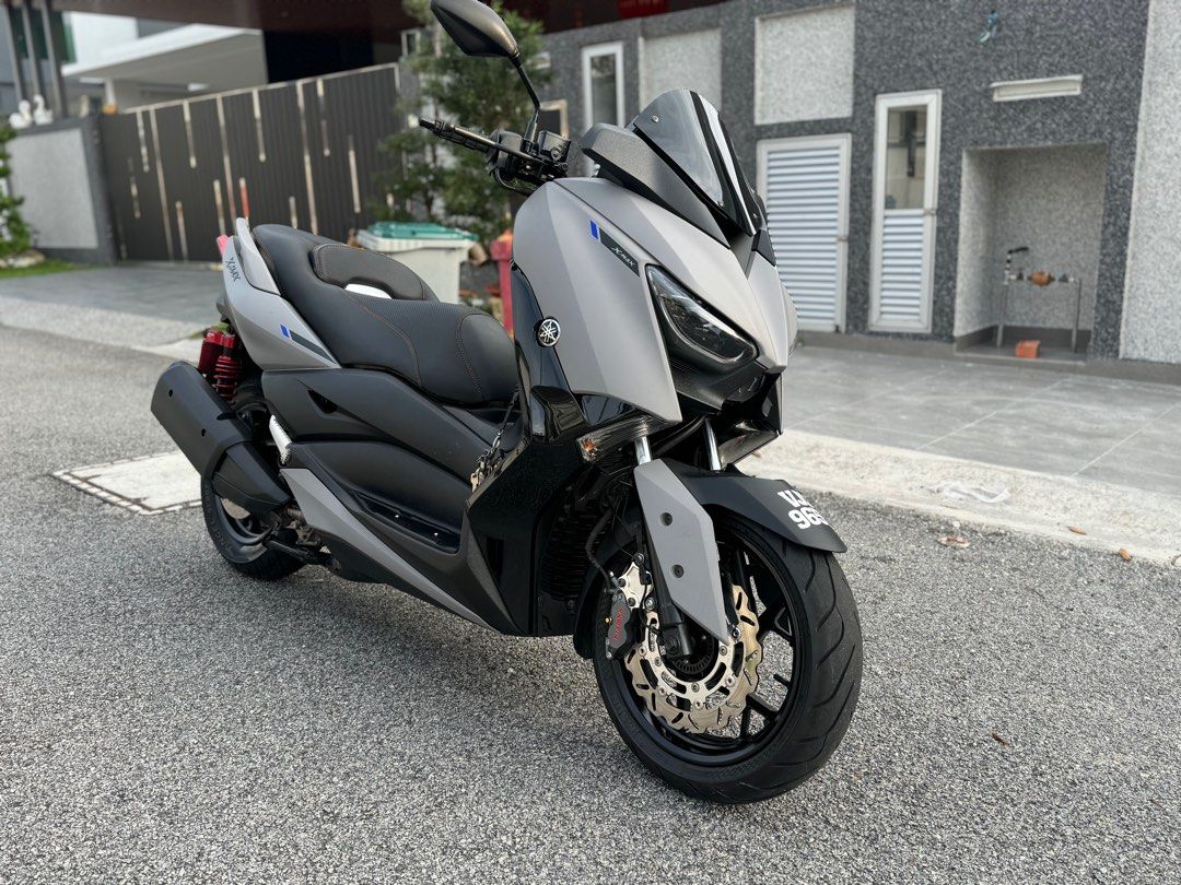Yamaha Xmax 2022 low millage like new, Motorbikes on Carousell