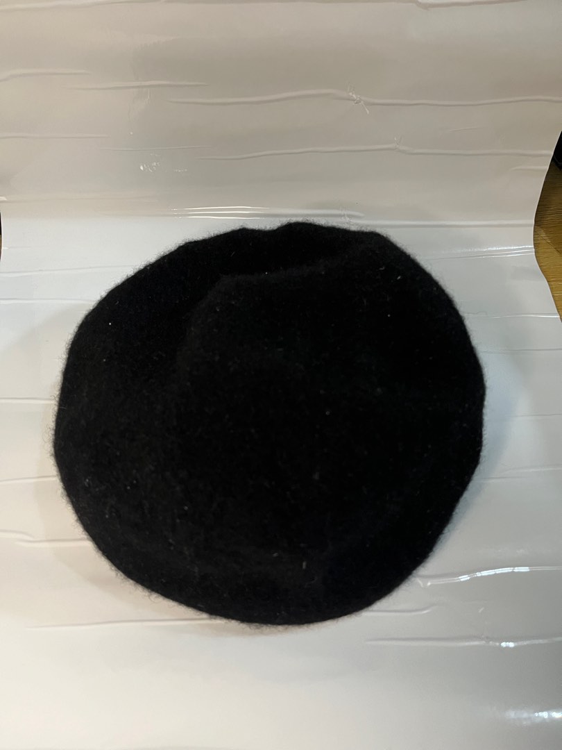 GU BERET CAP, Women's Fashion, Watches & Accessories, Hats & Beanies on ...
