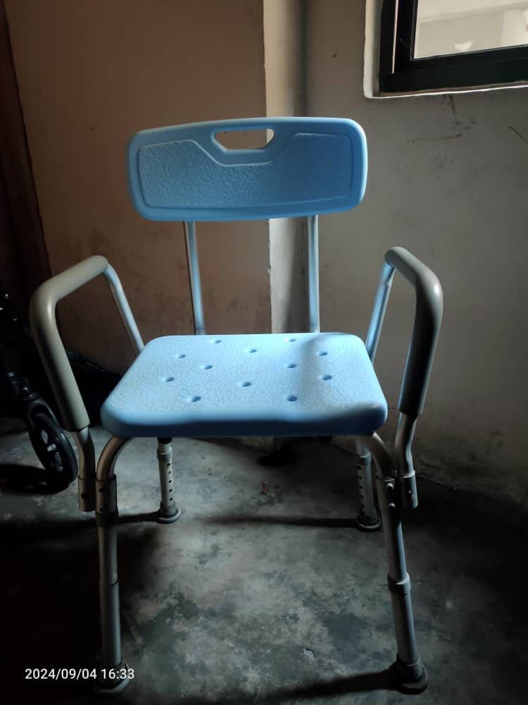 Pampers Dewasa & kerusi shower chair, Health & Nutrition, Medical ...
