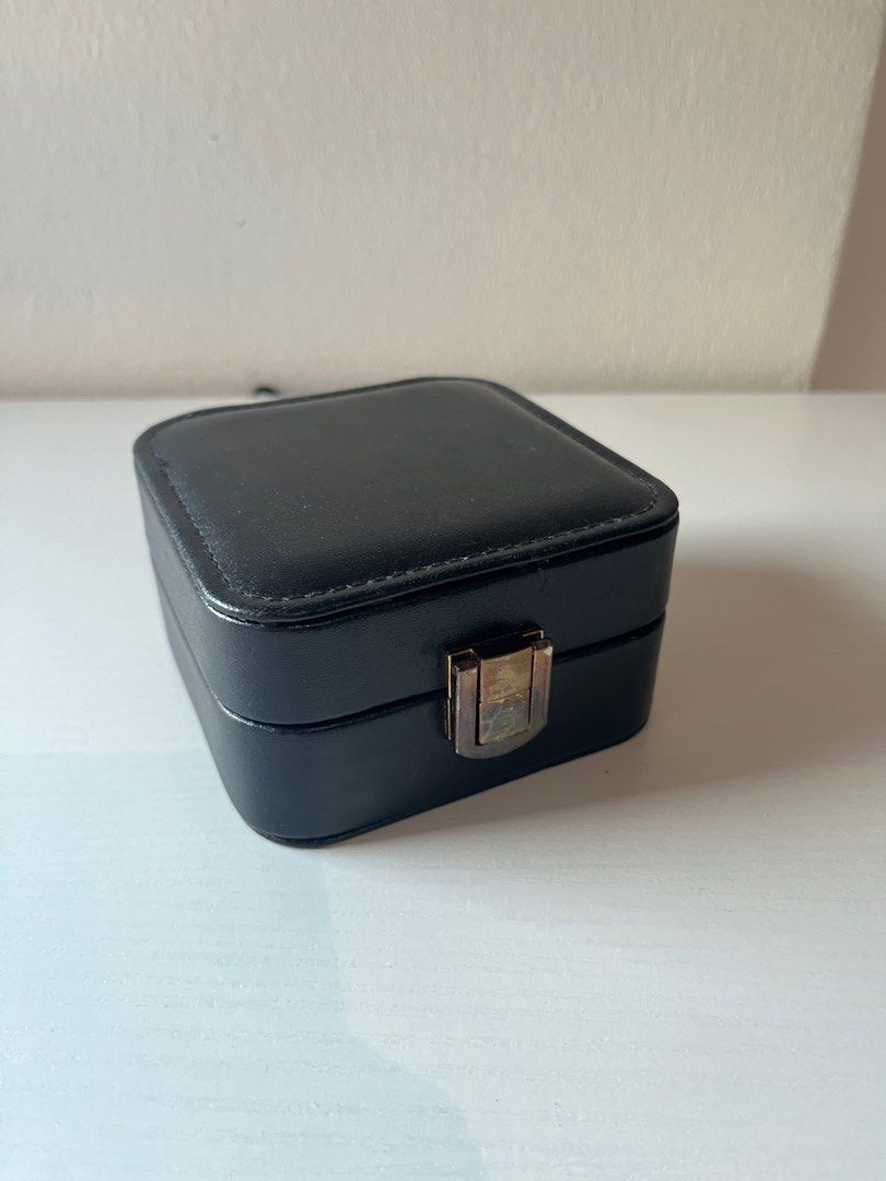 Second hand jewellery box store