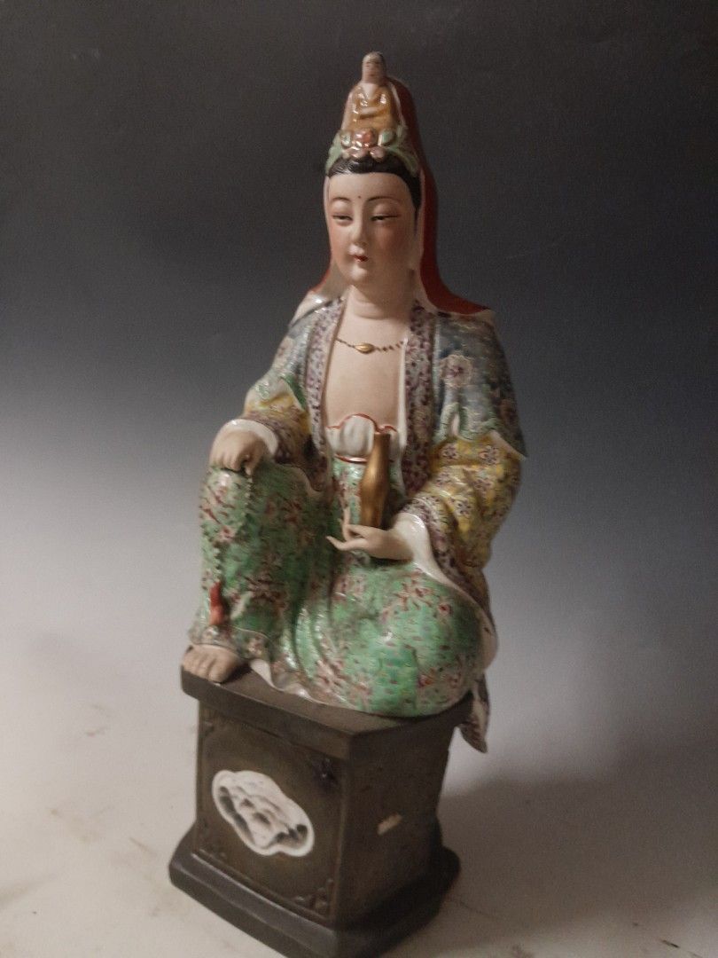 Sitting Kwan Yin porcelain 1 ft high made in the 60's.Beautifully ...