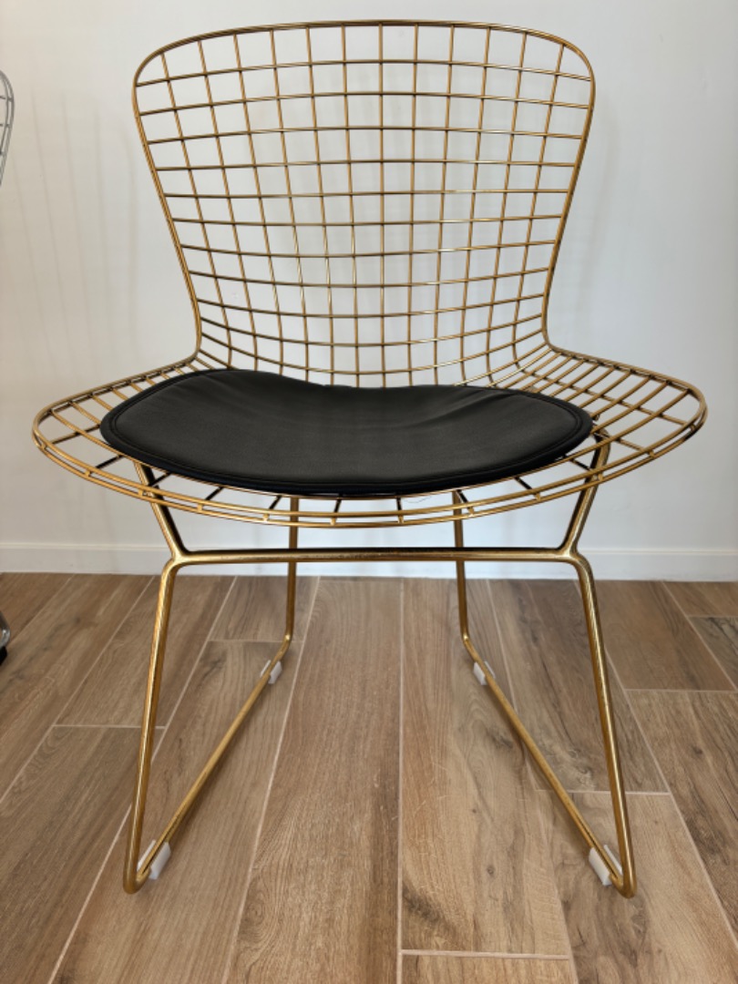Wire mesh design chairs x 2 silver and gold, 傢俬＆家居, 傢俬, 桌子 - Carousell