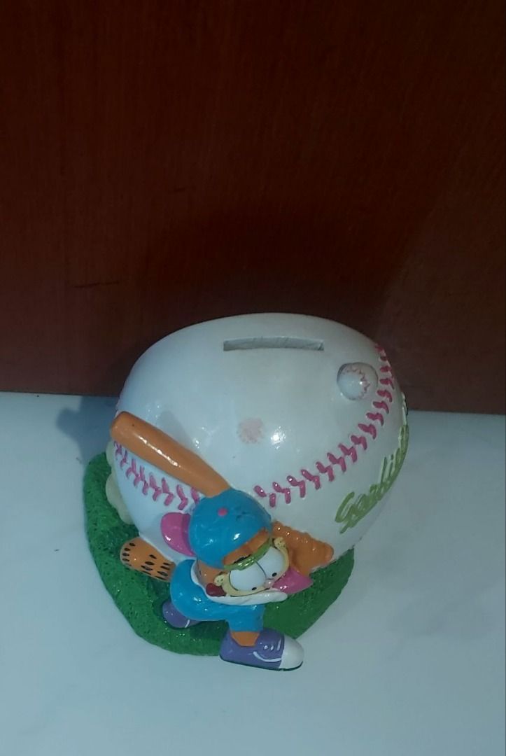 LIMITED EDITION Ceramic Garfield Baseball Piggy Bank, Hobbies & Toys ...