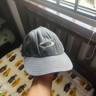 OAKLEY Cap, Men's Fashion, Watches & Accessories, Cap & Hats on Carousell