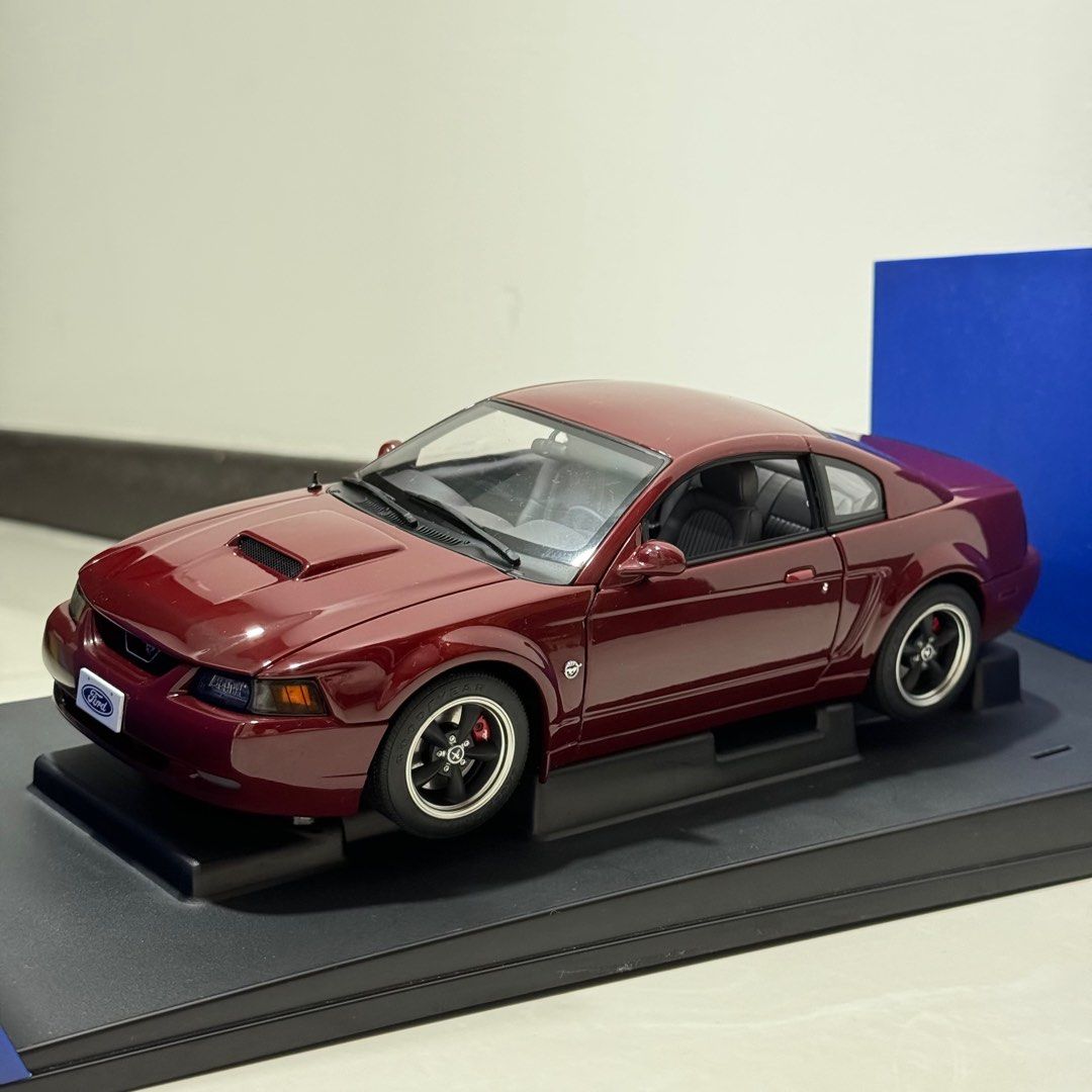 1:18 AutoArt Ford Mustang GT 2004 40th Anniversary (Crimson 1:18 AutoArt Ford Mustang GT 2004 40th Anniversary (Crimson