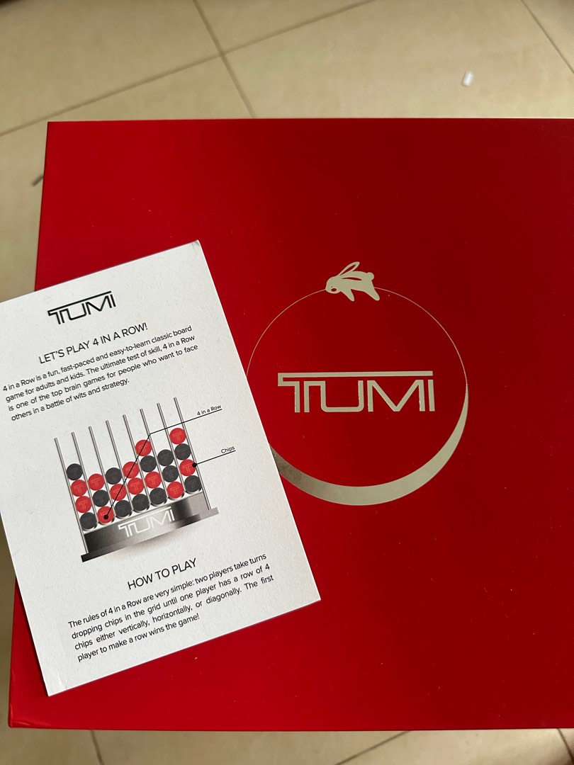 半島酒店迷你奶黃月餅兩個 + 4 in a row play box Tumi 禮盒裝, 嘢食 & 嘢飲, 禮品籃和禮籃 - Carousell