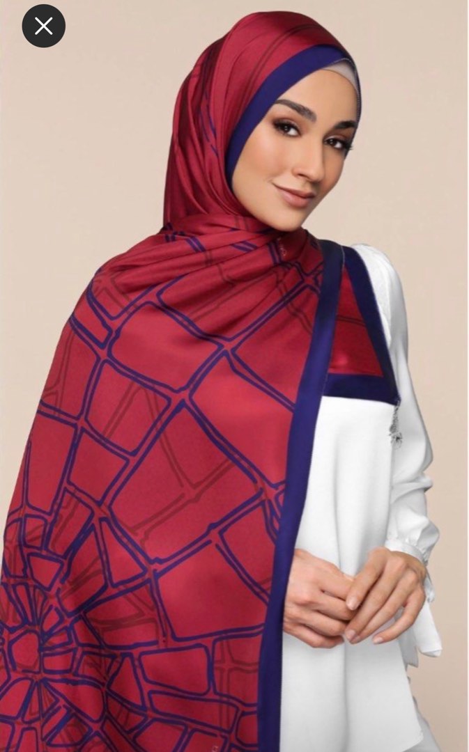 Duck x Marvel Shawl, Women's Fashion, Muslimah Fashion, Hijabs on Carousell