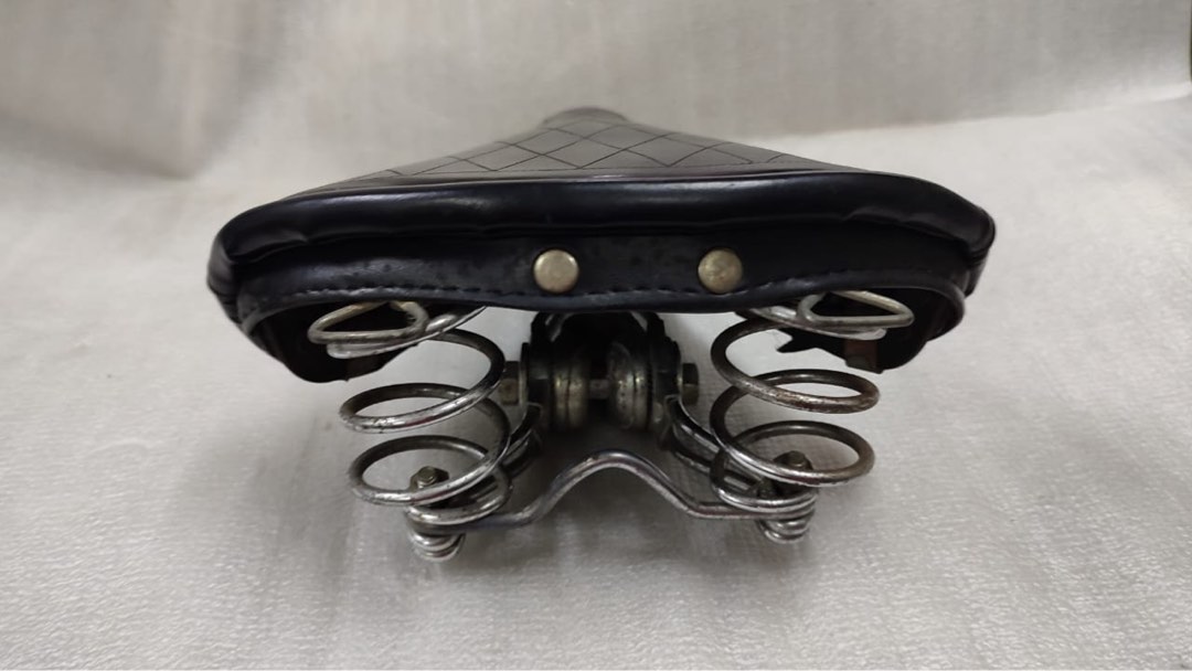 VINTAGE JAPAN SPRINGS SADDLE, Sports Equipment, Bicycles & Parts ...