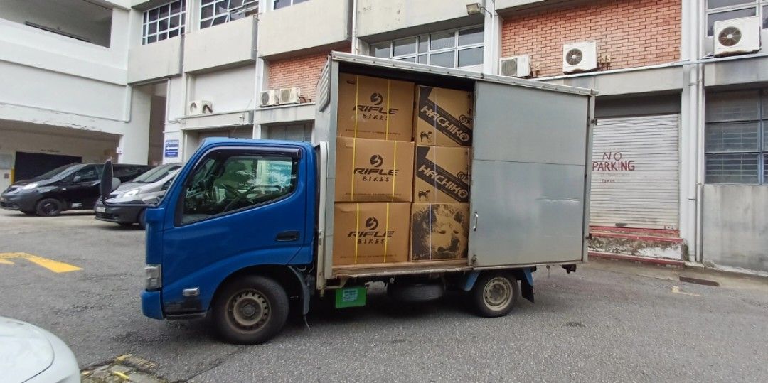 10ft mover box truck with lorry driver, Home Services, Movers ...