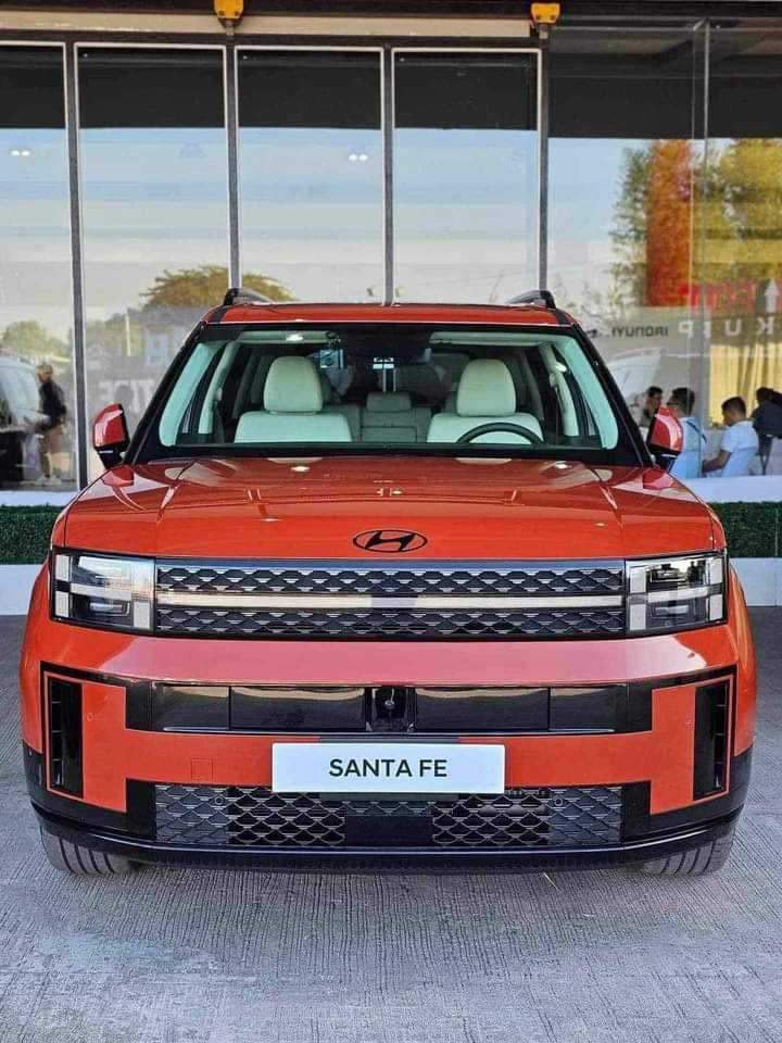Terracotta Orange Santa Fe made by HYUNDAI, Announcements on Carousell