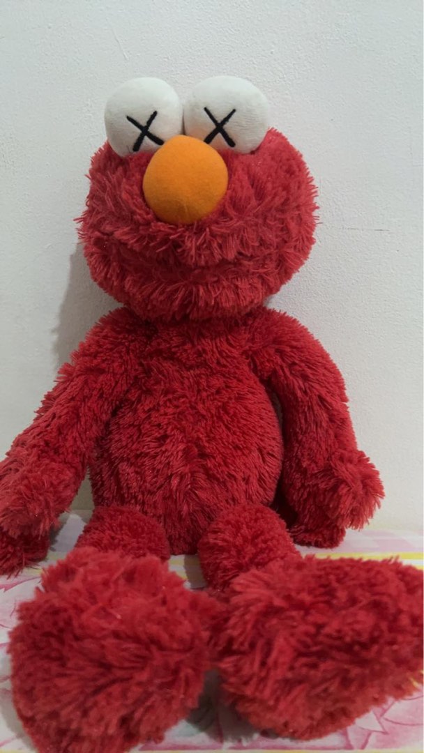 Uniqlo X Kaws X Sesame Street elmo, Toys & Collectibles, Mainan di ...