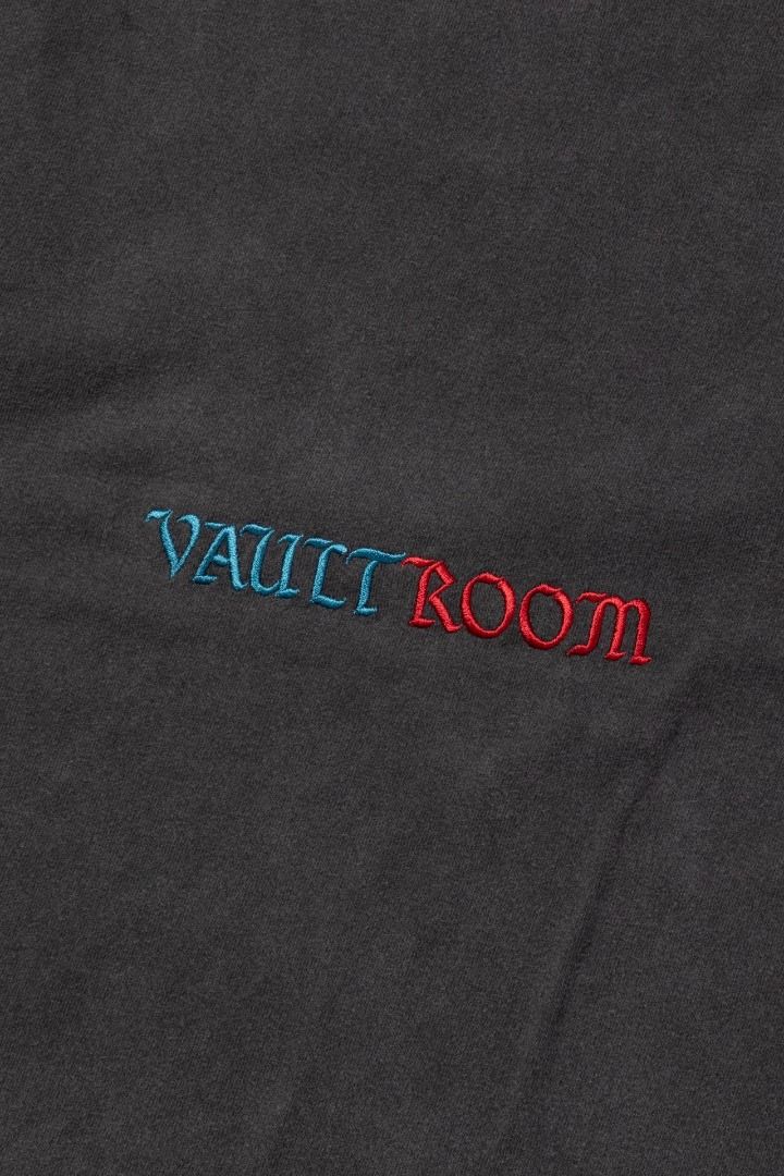 VR × GURA TEE Vaultroom Hololive Gawr Gura, 興趣及遊戲, 收藏品及紀念品, 明星周邊 - Carousell