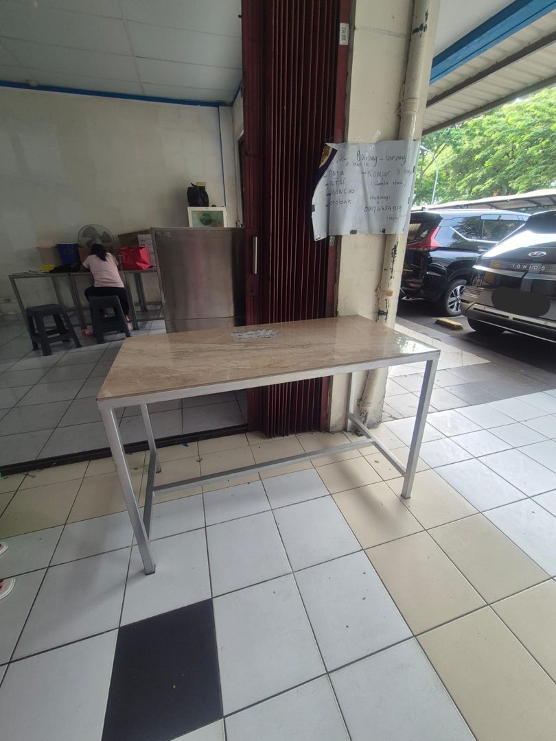 Meja Makan Bekas Restoran, Perabotan Rumah di Carousell