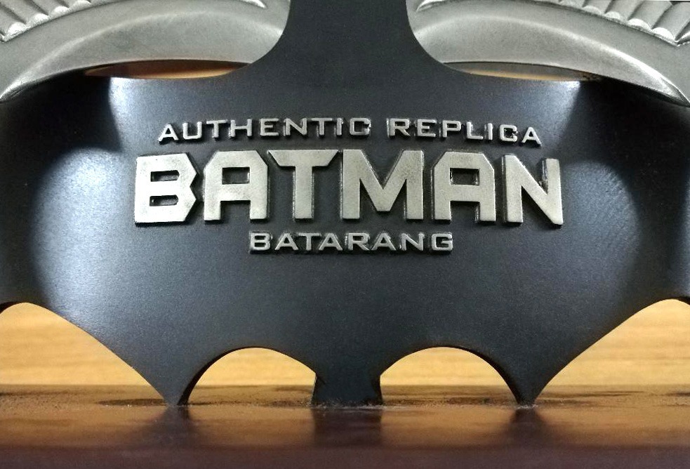DC Direct: BATMAN: BATARANG Full Size replica (1:1 scale), Hobbies ...