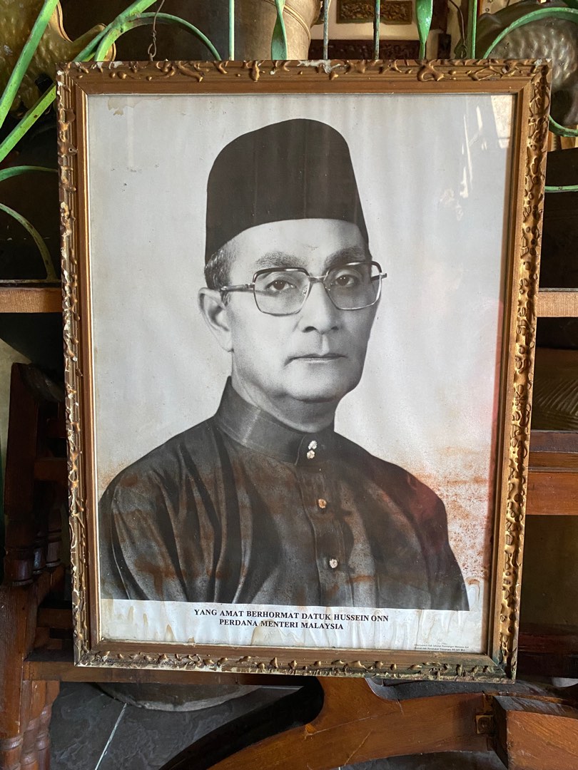 Frame Gambar Datuk Hussein Onn Antik, Hobbies & Toys, Collectibles ...