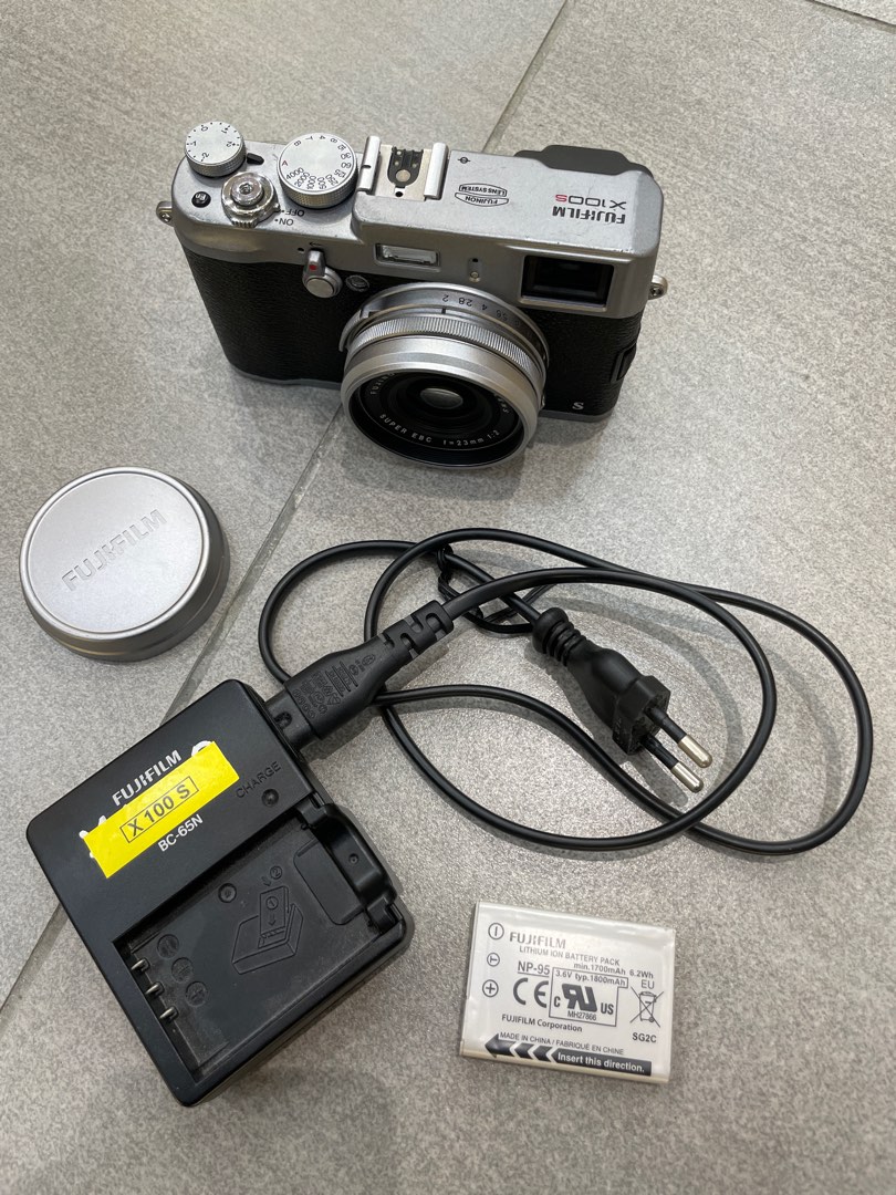Fujifilm X100S Camera x100s [shutter count 9300], Photography, Cameras on Carousell