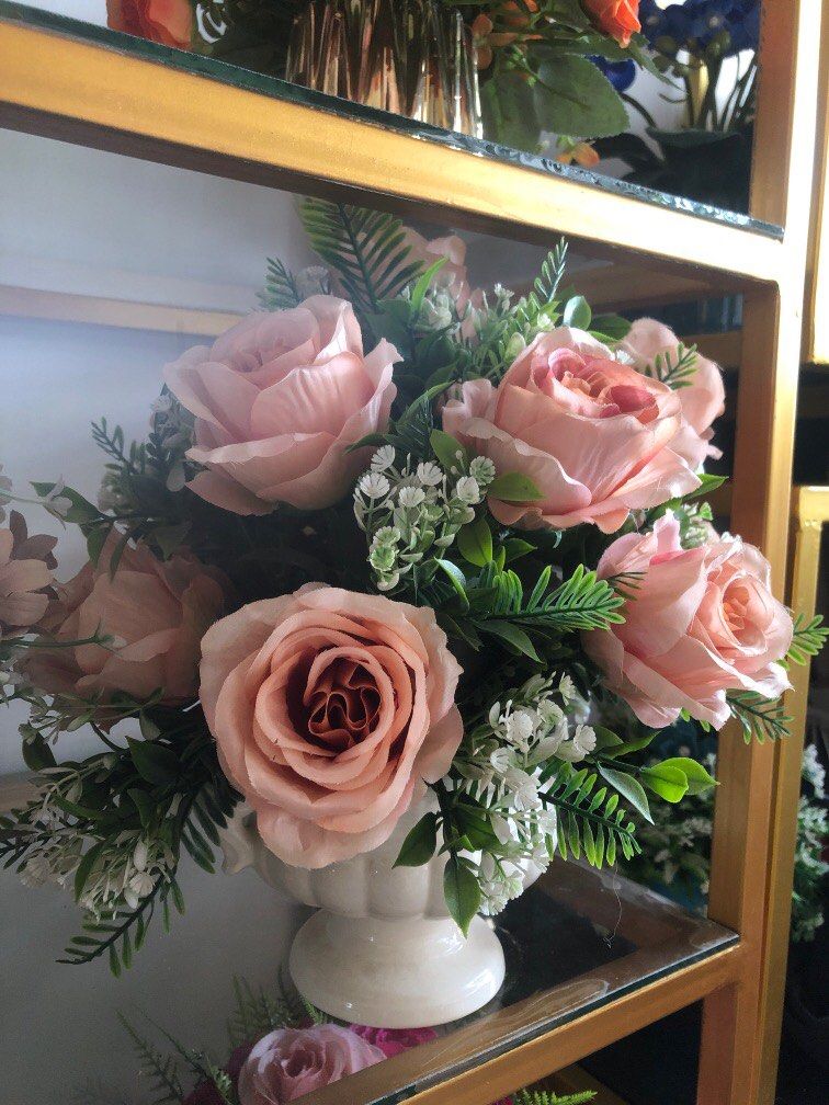 Rangkaian Bunga Mawar Gradasi Peach Vas Keramik Trophy, Perabotan Rumah ...