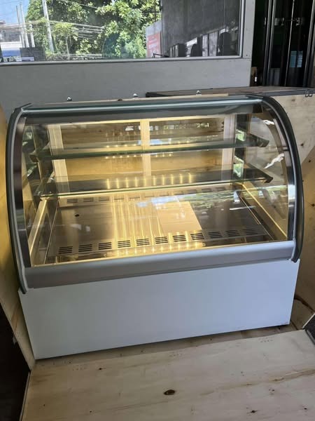 TABLE TOP/CURVE TYPE CAKE CHILLER, Food & Drinks, Chilled & Frozen Food ...