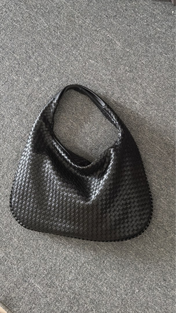 Tas hobo anyam ala botega, Fesyen Wanita, Tas & Dompet di Carousell