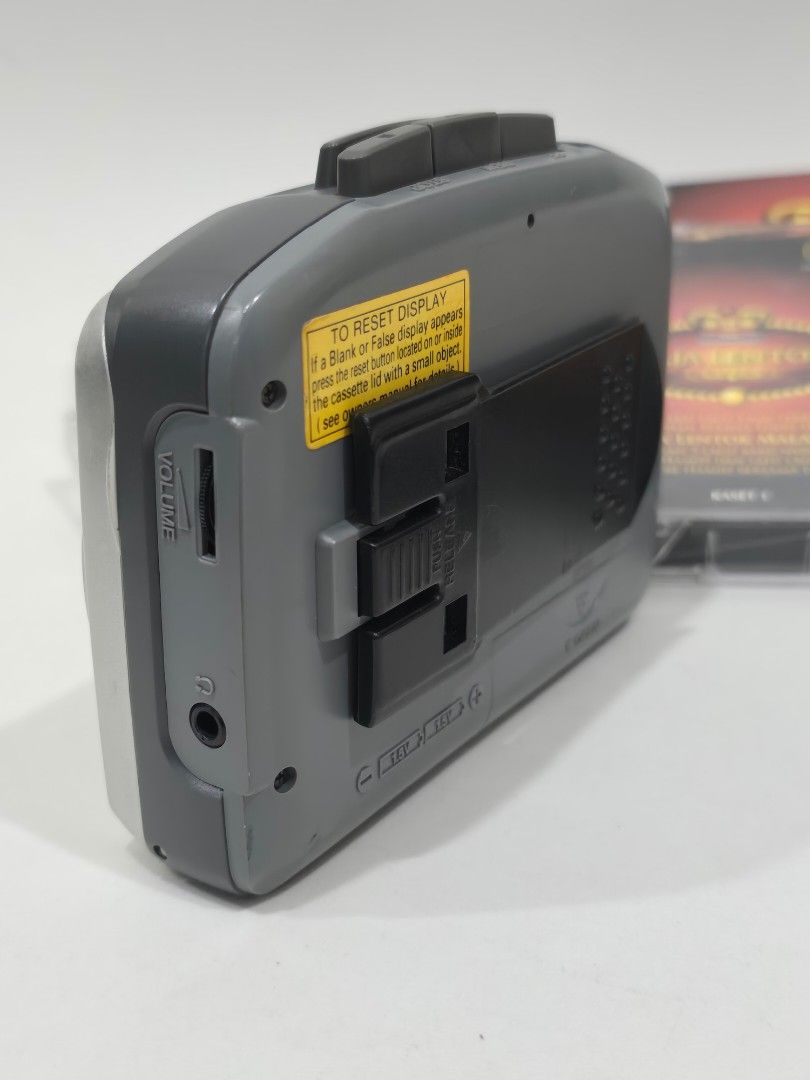 aiwa Radio & Cassette Walkman (Original), Audio, Portable Music Players on Carousell