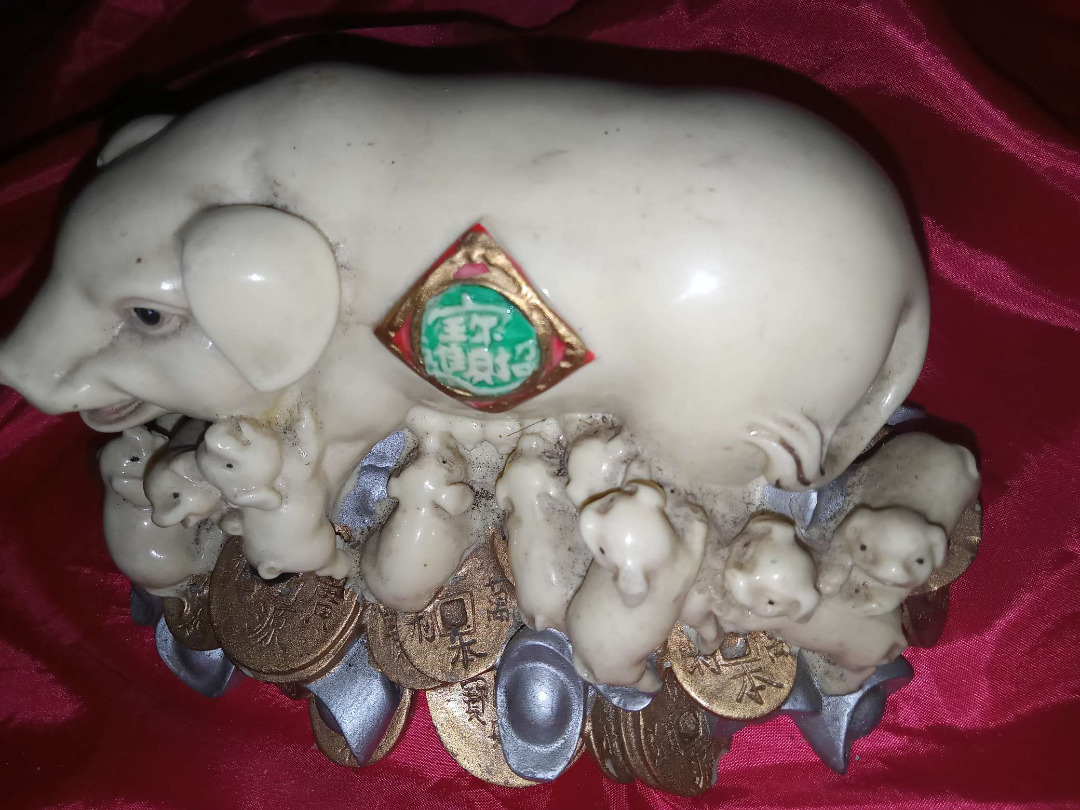 patung statue babi pig mirip cu pat kay dan anak anaknya #butuhuang # ...