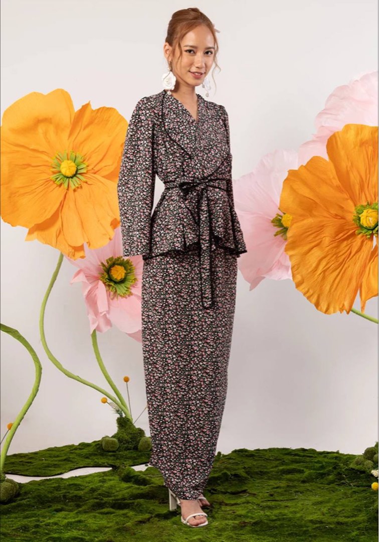 Lubna Wrap Kurung, Women's Fashion, Dresses & Sets, Traditional ...