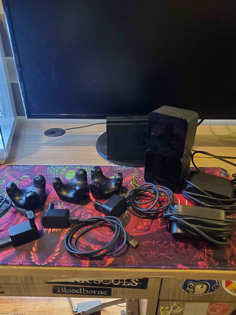 3x HTC Vive Trackers 3.0, 2x HTC Base Stations 1.0, Video Gaming, Video ...