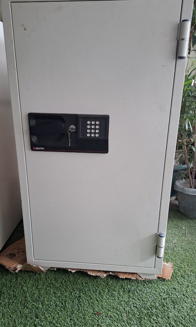 Genuine SENTRY SAFE VAULT S8771 (Large Heavy Duty 48in x 26in 300 Kgs ...