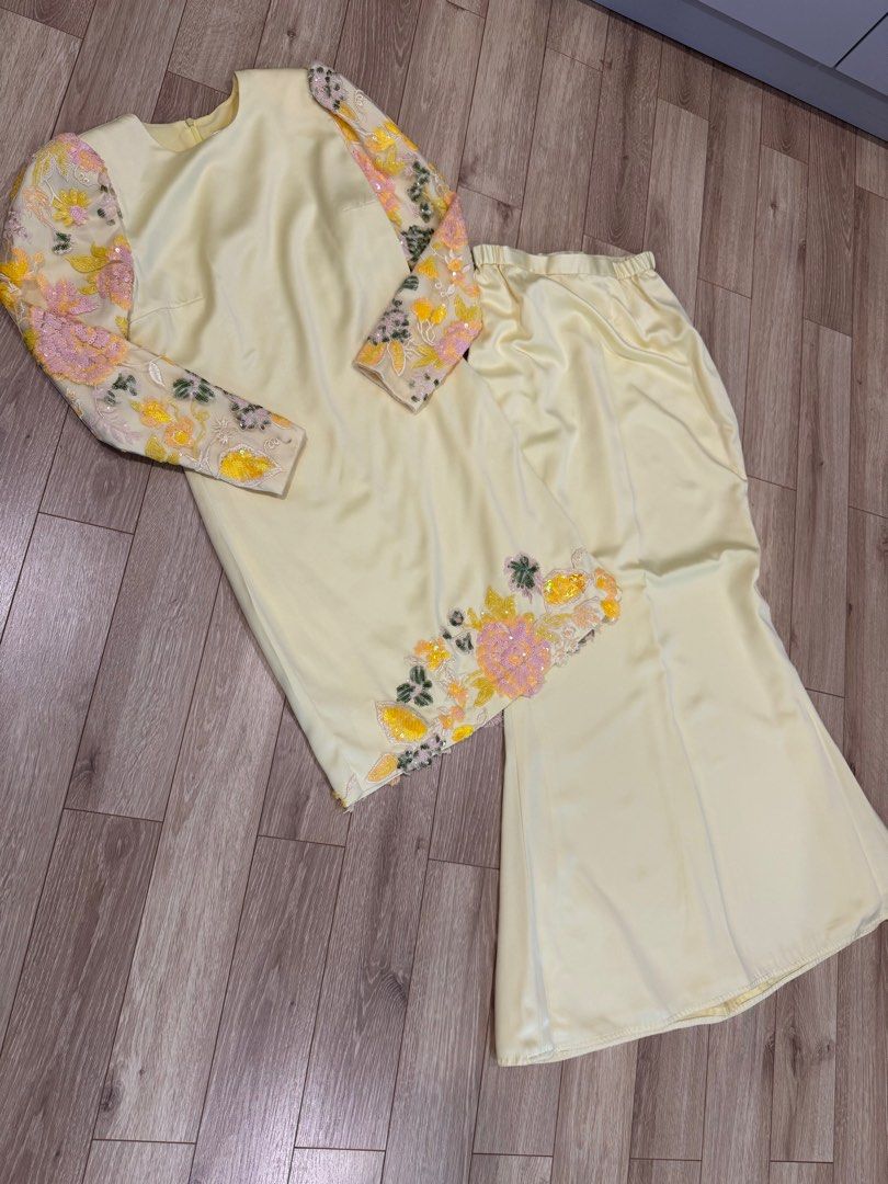 Labuchi yellow kurung, Women's Fashion, Muslimah Fashion, Baju Kurung ...