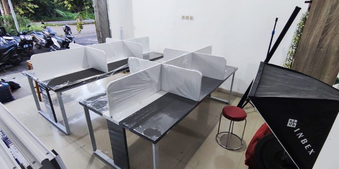 Meja partisi sekat, Barang Yang Dicari di Carousell