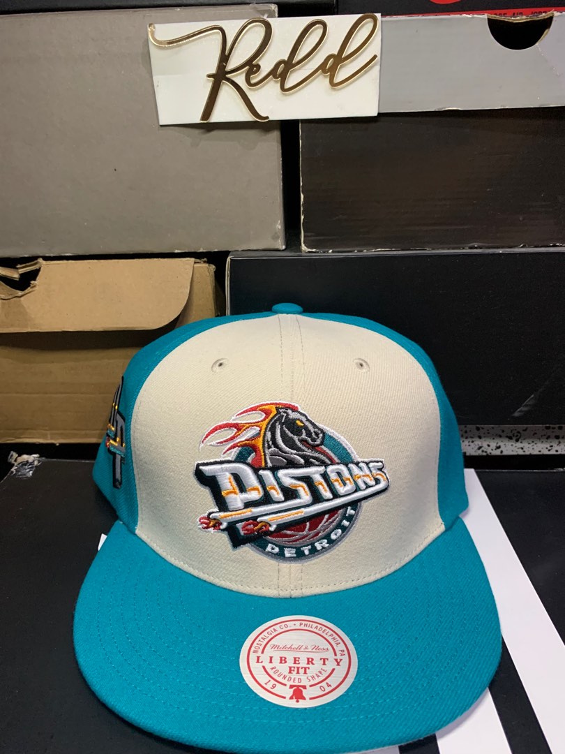 Detroit Pistons Cap Mitchell & Ness, Men's Fashion, Watches ...