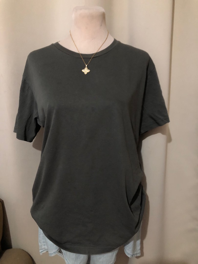UNIQLO basic, Women's Fashion, Tops, Shirts on Carousell